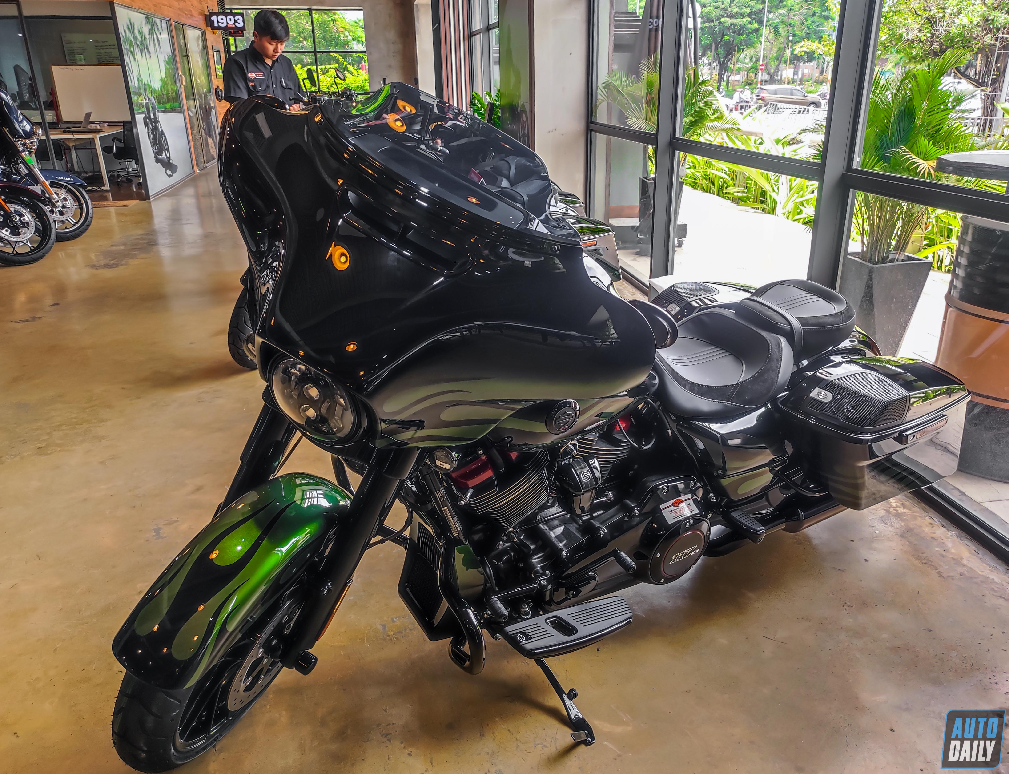 Soi chi tiết Harley-Davidson CVO Street Glide 2022 đầu tiên tại Việt Nam