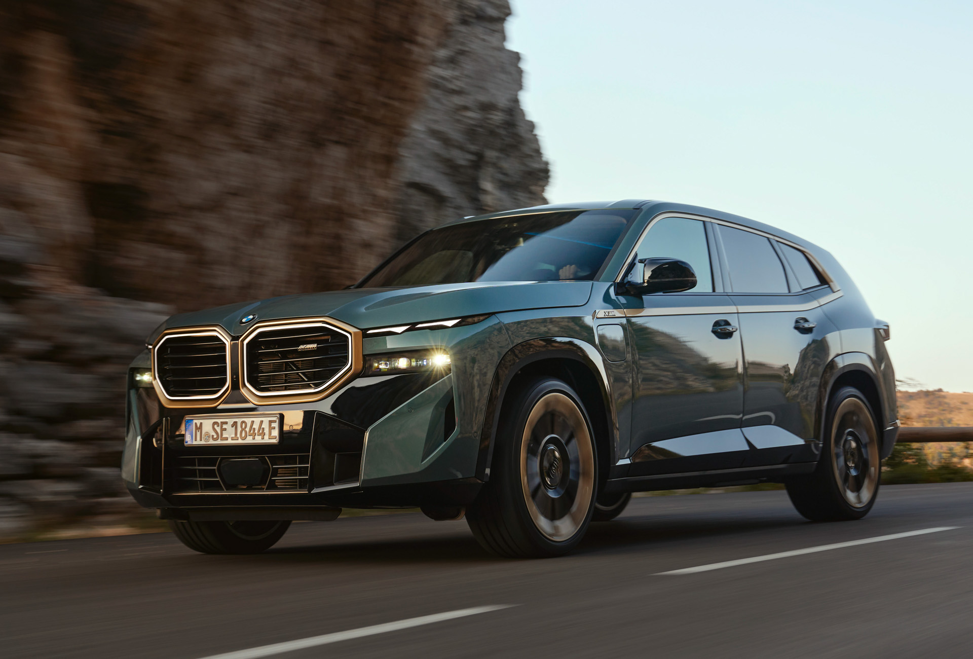 BMW XM 2023 Ra M t Si u SUV Hybrid M nh T i 735 M L c Gi T 159 000 USD